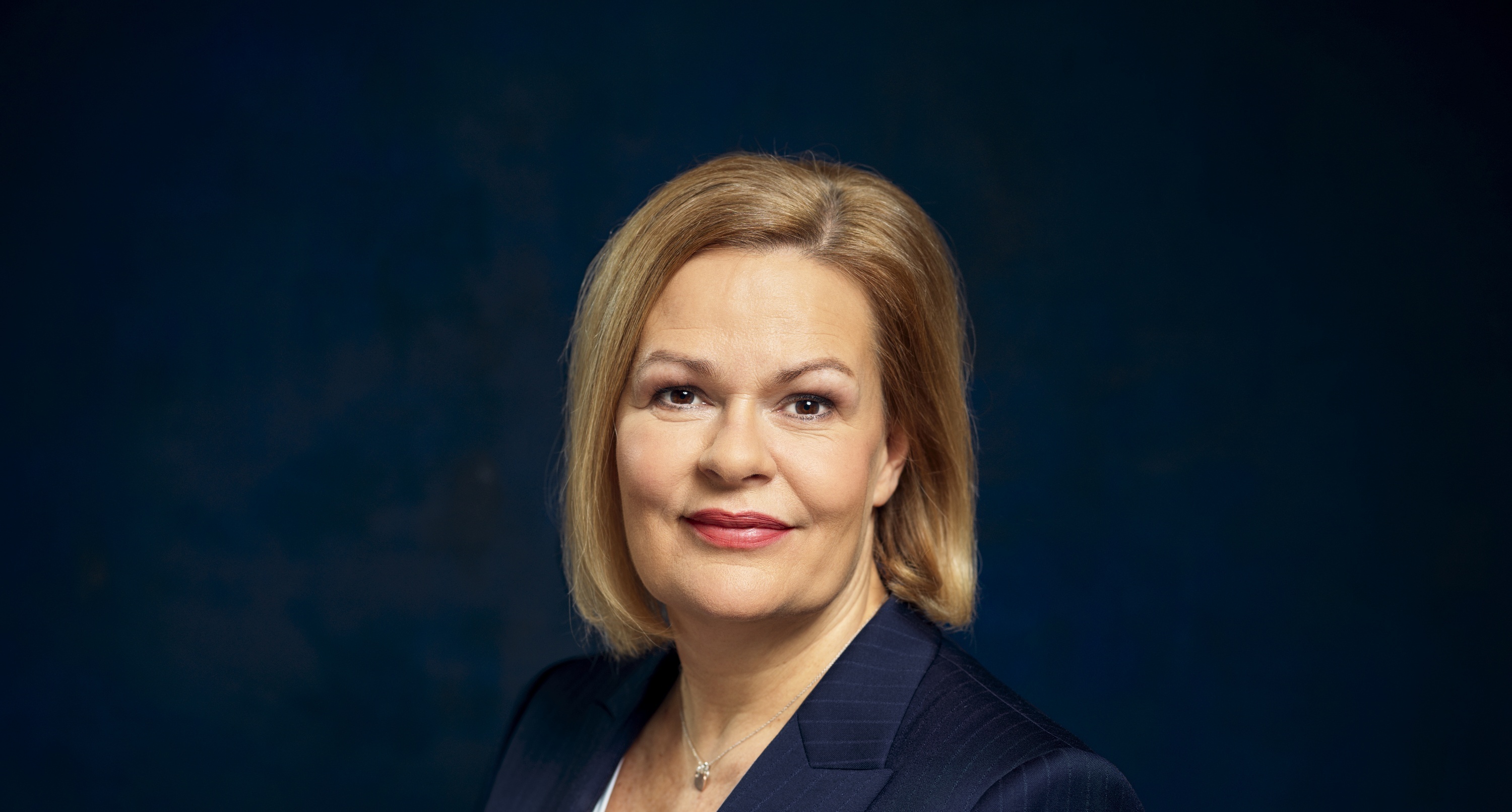 Fotomontage der Innenministerin auf X: Journalist erhält Bewährungsstrafe