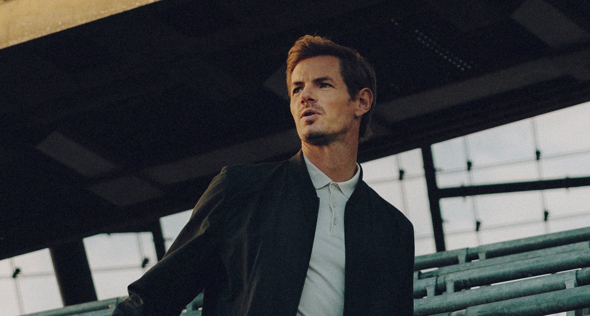 Alex Schlüter zieht das Amazon-Shirt aus und das Sportschau-Trikot an