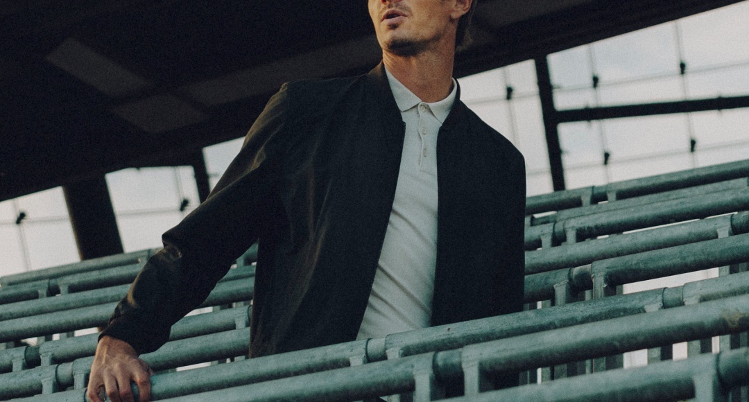 Alex Schlüter zieht das Amazon-Shirt aus und das Sportschau-Trikot an