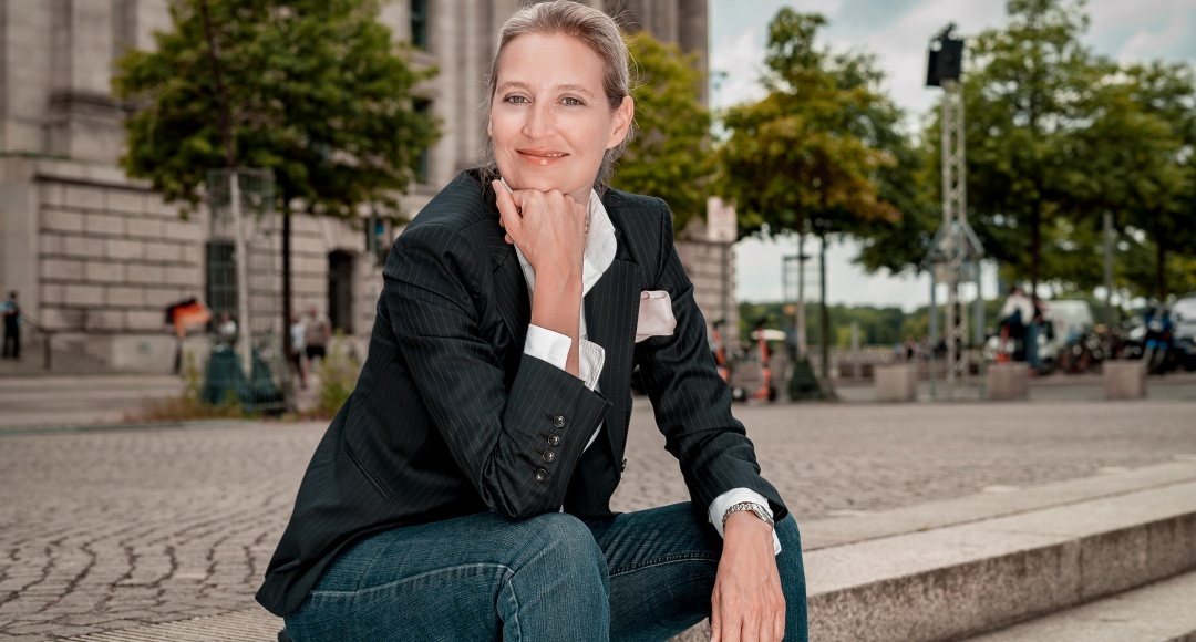 AfD-Chefin Weidel ist jetzt Kolumnistin bei Schweizer Weltwoche - Roger ...