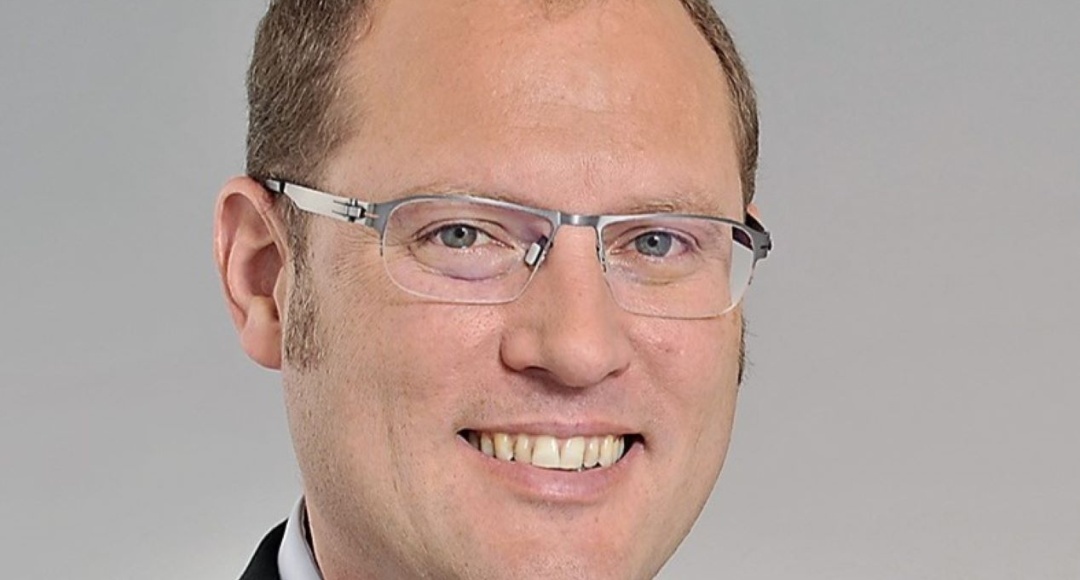 Mediengruppe Pressedruck: Bernd Riedel nimmt das Steuern-Steuer in die Hand