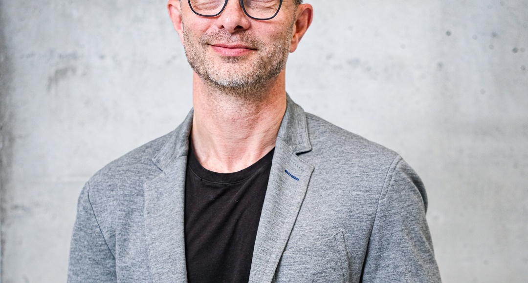 "Schicken Sie uns bitte eine Mail": Warum sprechen Pressesprecher ...