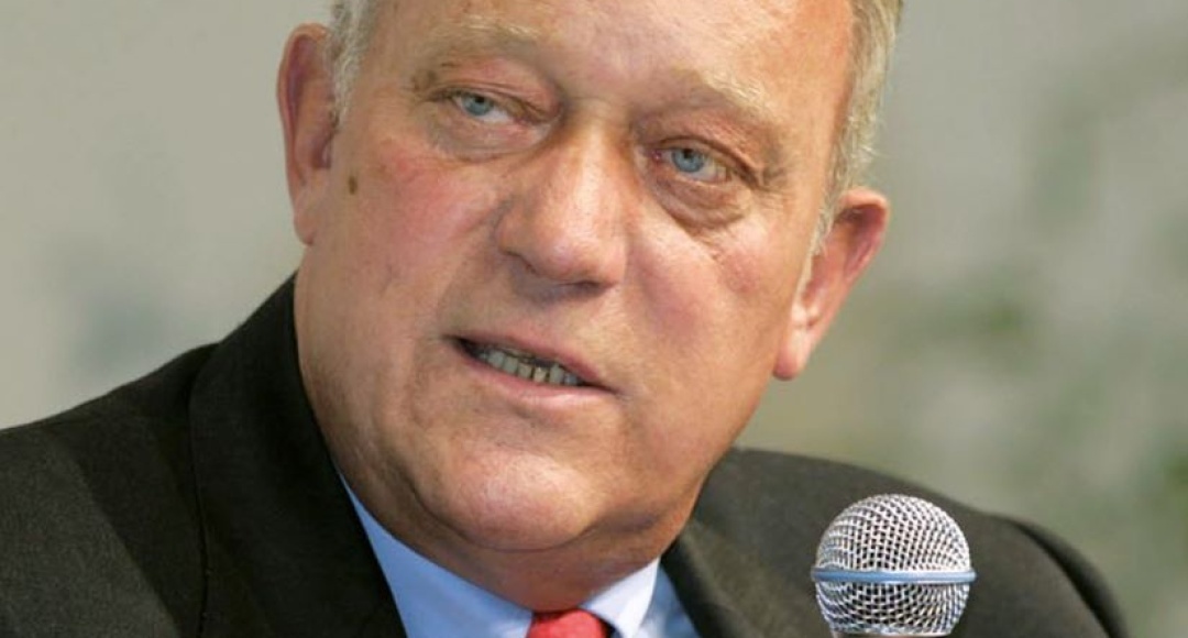 Er war "BamS"-Chefredakteur und Stoiber-Wahlkampfmanager: Michael ...