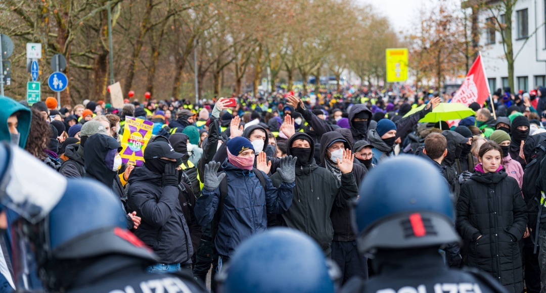 Polizei-Einsatz bei AfD-Demos: DJV Hessen sieht Pressefreiheit verletzt